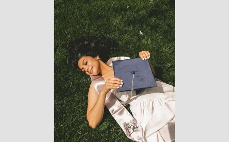 22 Best Graduation Poses for Girls to Capture Confidence